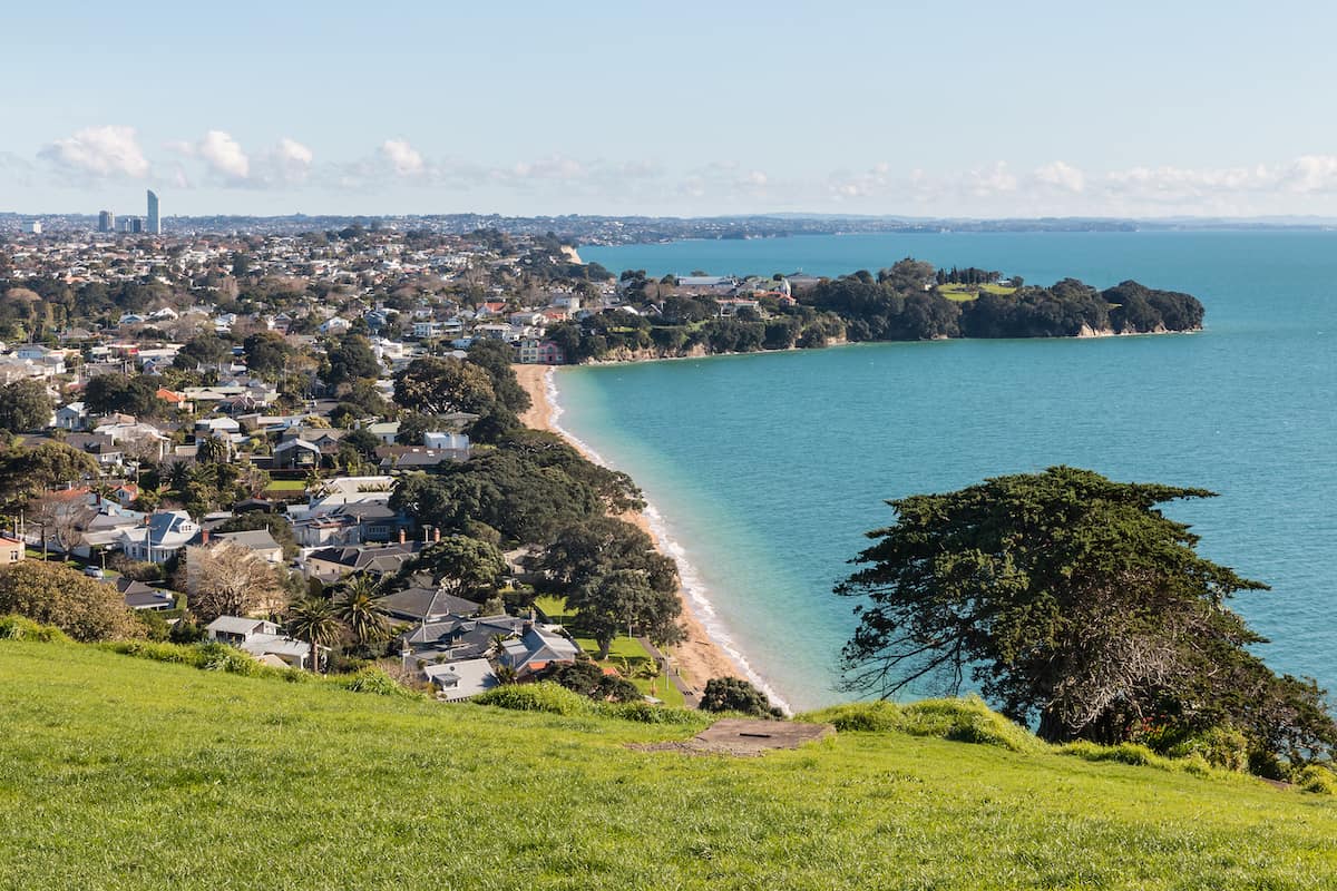 Auckland Travel Guide: Beaches, Islands, and Urban Adventures