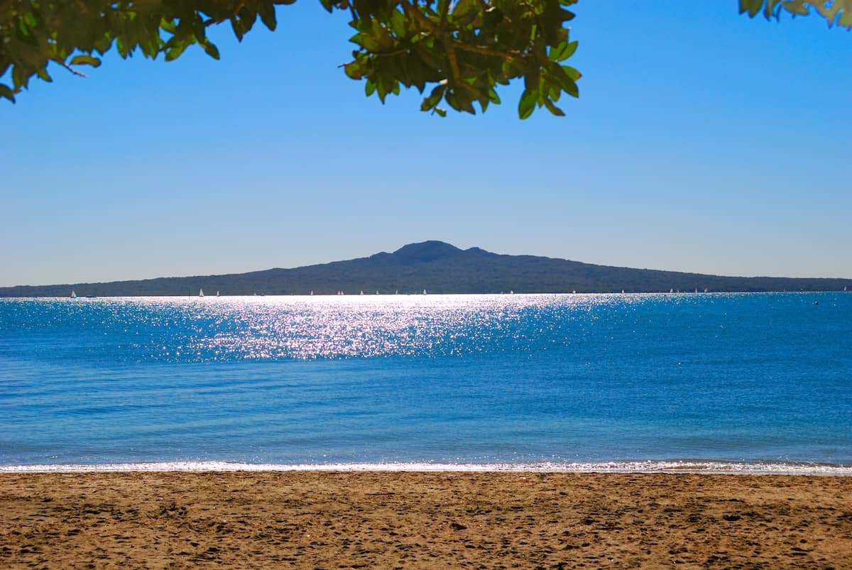 Auckland Travel Guide: Beaches, Islands, and Urban Adventures
